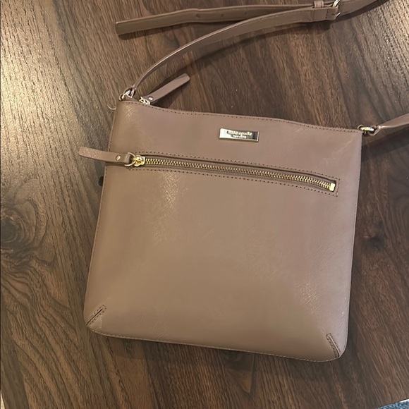 kate spade | Bags | Kate Spade Tan Crossbody Bag With Sleek Design ...